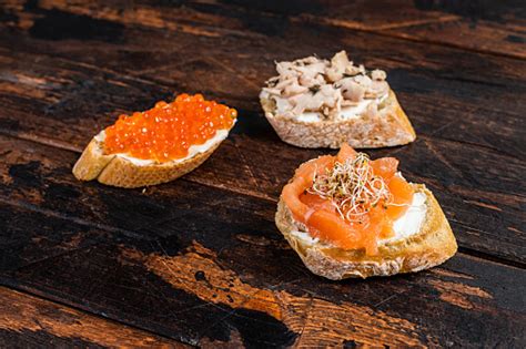 뜨거운 훈제 연어 붉은 캐비어와 허브와 브루스케타 나무 배경 위쪽 보기 건강한 식생활에 대한 스톡 사진 및 기타 이미지 건강한 식생활 검은색 구운 샌드위치 Istock