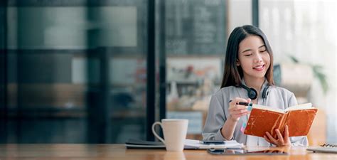매력적인 아시아 학생 학습 대학 도서관에서 배우고 헤드폰을 통해 음악을 즐기고 젊은 여학생 독서 책을 읽고 교과서로 시험을 준비 젊은 여자에 대한 스톡 사진 및 기타 이미지