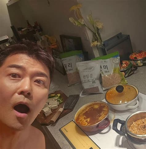 전현무 집에서 이러고 있어상반신 노출에 으악