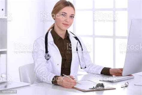 데스크탑 Pc 모니터를 보고 병원에서 일하는 젊은 여성 의사 의사는 약물 병력 기록 및 시험 결과를 제어합니다 의학 및 의료 개념 개념에 대한 스톡 사진 및 기타 이미지