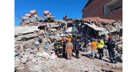 СНИМКИ Наши спасители извадиха 4 годишно дете и възрастен мъж от руините в Турция