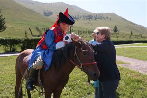 Швейцарын ерөнхийлөгч Виола Амхерд эрийн гурван наадмыг танилцуулсан бэсрэг наадам үзэж сонирхлоо
