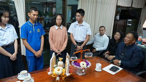 Photo Gallery ผอ นร โรงเรียนชุมพลโพนพิสัยยันทำพานไหว้ครูล้อการเมืองไม่มีตำรวจ ทหารขู่ ตาชั่ง