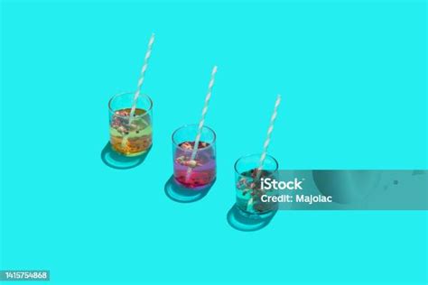 파란색 배경에 종이 빨대가있는 세 가지 다채로운 음료 칵테일 안경 0명에 대한 스톡 사진 및 기타 이미지 0명 개념 꽃 식물 Istock