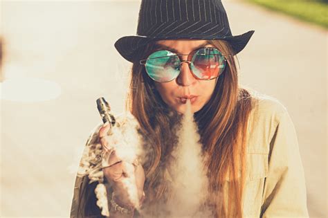 검은 모자 Vape Ecig 석양에 Vaping 장치에에서 꽤 젊은 Hipster 여자 몸매 이미지 전자담배에 대한 스톡 사진 및 기타 이미지 Istock