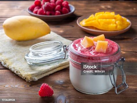 나무 배경에 망고와 라즈베리 소스를 곁들인 판나 코타 선택적 초점 0명에 대한 스톡 사진 및 기타 이미지 0명 건강한 식생활 곡초류 Istock