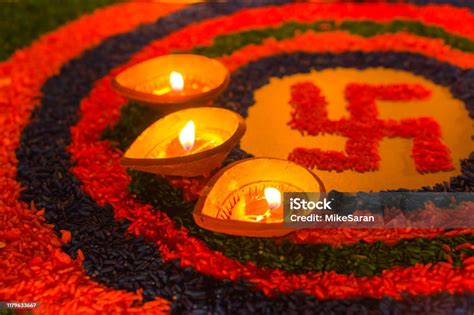 인도 축제 디왈리 디야 오일 램프는 스와스티카 기호와 화려한 랑골에 조명 힌두교 전통 해피 디파발리 Goddess Lakshmi에 대한 스톡 사진 및 기타 이미지 Istock