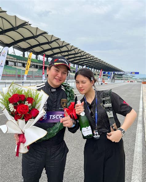 ไฮโซกี้ หอบดอกไม้ยินดี มินนี่ ภัณฑิรา รับปริญญา อวยพรซึ้ง อ่านแล้วแอบ