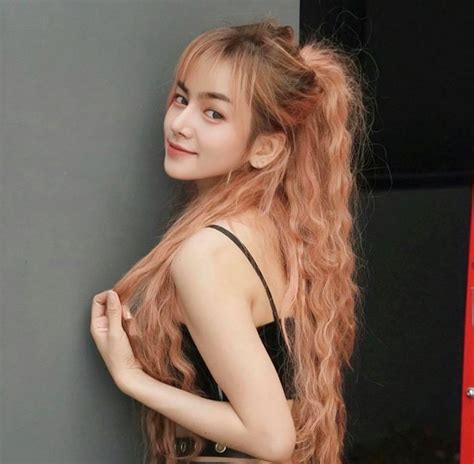 ចូលចិត្តមួយណា តារាស្រីខ្មែរ និយមលេងខ្លួនប្លែក ៗ ក្បាច់រាំរស់រវេីក មេីលមិនចេះធុញ Khmerload