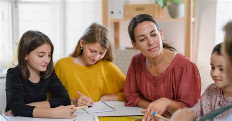부모 교사가 실내에서 공부하는 홈스쿨링 아이들 코로나바이러스 개념 사진 Unsplash의 컴퓨터 이미지