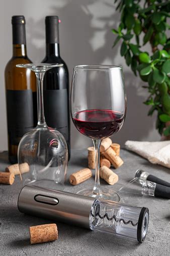 와인용 전기 회색 금속 코르크 스크류 에레이터 및 진공 스토퍼 회색 콘크리트 배경에 배경에는 와인과 안경 두 병이 있습니다 0명에 대한 스톡 사진 및 기타 이미지 Istock