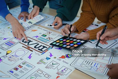 크리에이티브 웹 팀 휴대폰용 그래픽 디자이너 계획 휴대폰 애플리케이션용 드로잉 웹 사이트 Ux Ui 앱 및 개발 템플릿 레이아웃 프로토타입 와이어프레임 개발 프로세스