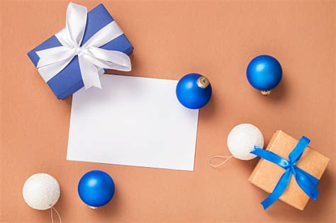 선물 상자 크리스마스 트리 장식 및 갈색 배경에 텍스트 인사말 카드 새해와 크리스마스 이브에 대한 개념 기치 플랫 레이 상단 보기 0명에 대한 스톡 사진 및 기타 이미지