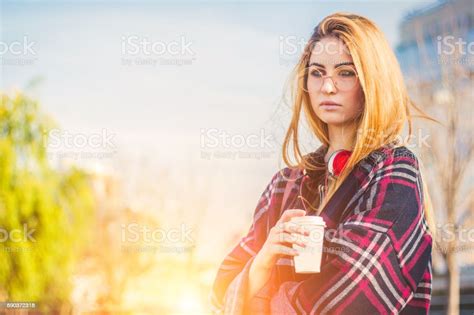 길을 걷고 아름 다운 금발 소녀입니다 한 손에 테이크 아웃 음료를 유지 도시 도시 장면입니다 20 29세에 대한 스톡 사진 및 기타 이미지 Istock