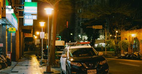 경찰차 한 대가 어둡고 불이 켜진 거리에 주차되어 있다 사진 Unsplash의 무료 자동차 이미지