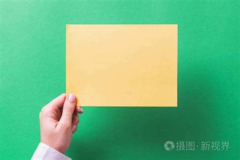 手拿纸拍照图片 图库 五毛网