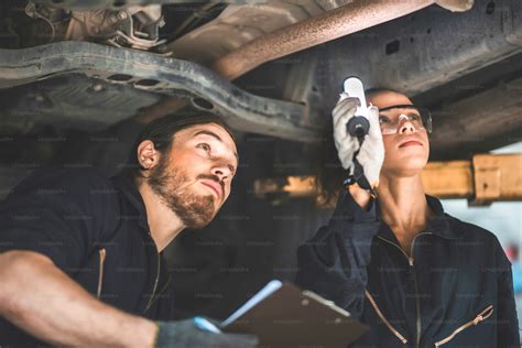 정비공 차 서비스 노동자 남자 기술공은 차고 상점에 있는 정비 또는 수선 차량 차 엔진 자동 검사 자동차 역을 가진 작업장 일 수리공의 직업 입니다 사진