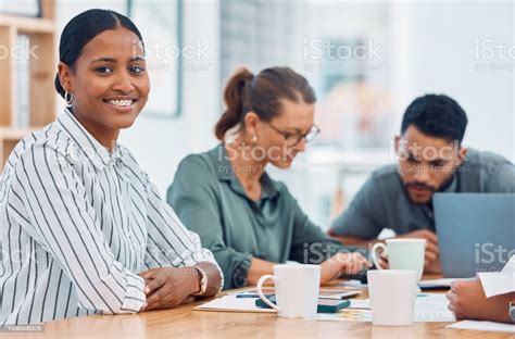 학습 또는 코칭을 위해 비즈니스 팀과 회의실에서 흑인 여성과의 회의 협업 및 교육 전략 팀워크 및 성장 사명에 대해 논의하는 직원 그룹 20 24세에 대한 스톡 사진 및