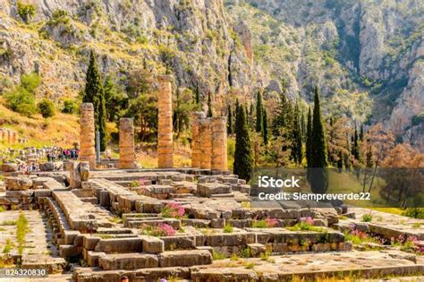델파이 그리스 산 파에 고고학 사이트에서 아폴로 사원 델파이 아폴로 성소에서 Oracle에 의해 유명 유네스코 세계 유산 0명에 대한 스톡 사진 및 기타 이미지 Istock