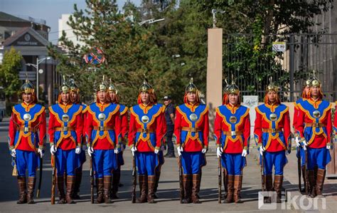 ФОТО Хэлмэгдэгсдийн хөшөөнд цэцэг өргөж хүндэтгэл үзүүллээ