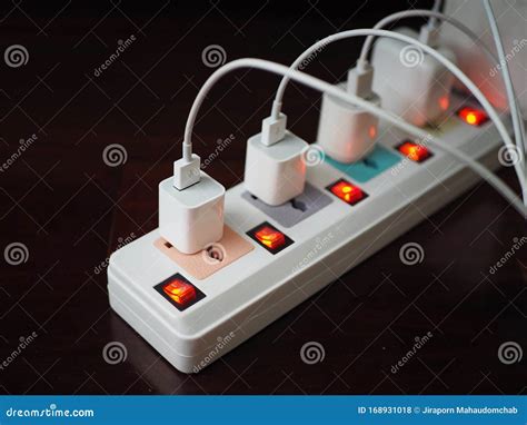 Veel Van De Elektrische Stekker Sluit Aan Op De Verlengsnoer En Zet Alle Kracht Aan Stock Foto