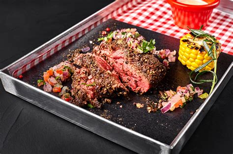 검은색에 금속 쟁반에 중간 드문 구운된 쇠고기 스테이크 Ribeye 옥수수 로즈마리 양파와 버섯 소스를 슬라이스 검은색에 대한 스톡 사진 및 기타 이미지 Istock
