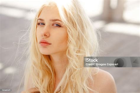 천사의 파란 눈을 가진 귀여운 금발 곱슬 머리와 큰 입술은 카메라에 무고 한 봐 나무 바닥에 Isoalted 여자에 대한 스톡 사진 및 기타 이미지 Istock