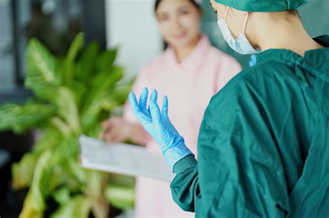 의사와 간호사는 수술실에 들어가기 전에 이야기합니다 2명에 대한 스톡 사진 및 기타 이미지 2명 간호사 건강 진단 Istock