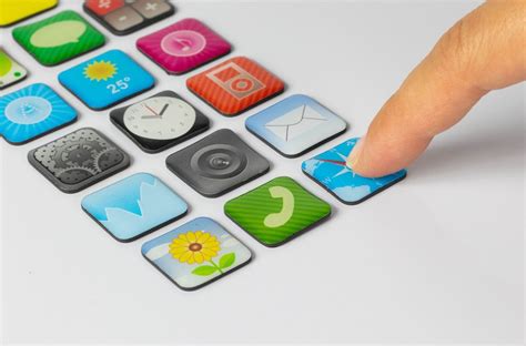 Finger drückt Webbrowser App auf weißem Hintergrund Creative