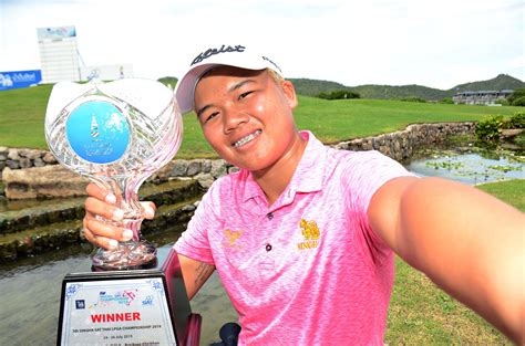 กุสุมา คว้าแชมป์แรก โปรสตรีสิงห์ เอสเอที สนาม 7 ที่แบล็คเมาน์เท่น หัวหิน