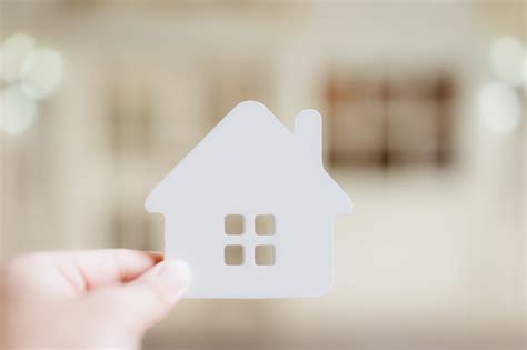 주택 보험 브로커 에이전트 U2018s 손 또는 세일즈 맨 사람에 집 모델 부동산 에이전트는 주택 재산 보험 및 보안 저렴 한 주거 개념을 제공 합니다 개념에 대한 스톡