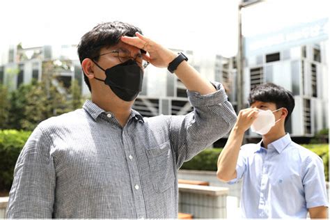 자외선 차단 위해 흰색 Vs 검정색 마스크 중 어떤 걸 써야 할까