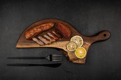 유토이미지 나무도마위에 플레이팅된 스테이크