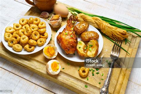 시골 스타일 건강한 음식 맥주 한 잔 튀긴 닭고기 고기 및 껍질을 벗기지 않은 감자 계란 녹색 부추 소금 및 마늘 흰색 나무 보드에 요리 한 음식 0명에 대한 스톡 사진 및