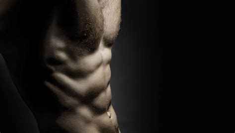 Сексуальный спортивный мускулистый парень раздели голый торс мужчина мужской пресс и тело голый