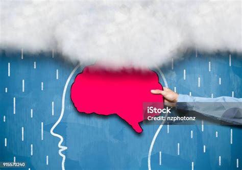 인간의 머리 텍스트에 대 한 빈 공간을 가진 장 구름과 함께 뇌 칠판 개념 꿈같은에 대한 스톡 사진 및 기타 이미지 Istock