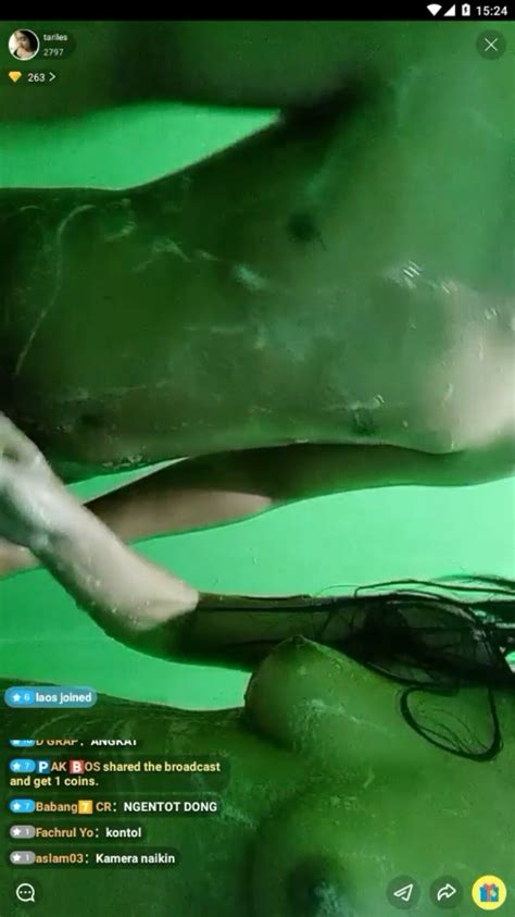 Pasangan Indonesia Ngentot Sambil Mandi