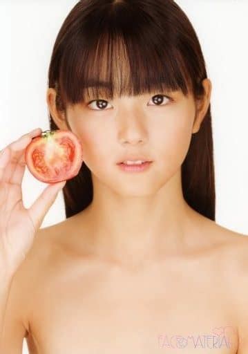 駿河屋 河合真由 バストアップ・右手野菜・口半開き・髪の毛ストレート フェイスマテリアル A4ブロマイド（女性生写真）