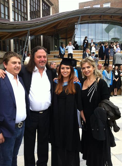 Нидал и Мадлен Алгафари с децата им Лайф Dir Bg