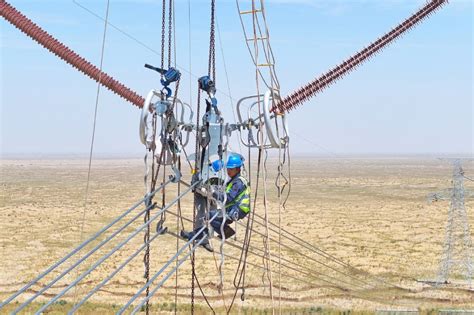 Workers Weather Desert Extremes To Complete Power Expressway Loop In Southern Xinjiang