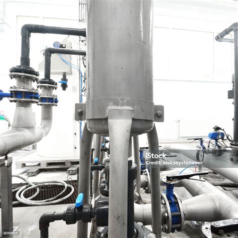 대형 공업용수 처리 및 보일러실 빛나는 강철 금속 파이프와 파란색 새끼와 밸브 0명에 대한 스톡 사진 및 기타 이미지 0명 강철 개선 Istock