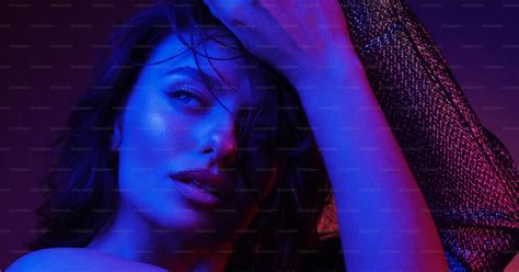 컬러 네온 불빛 초상화의 패션 소녀 모델 나이트 클럽에서 밝고 생생한 분홍색과 보라색 자외선으로 춤을 추는 아름다운 섹시한 여성의 스튜디오 샷 사진 Unsplash의