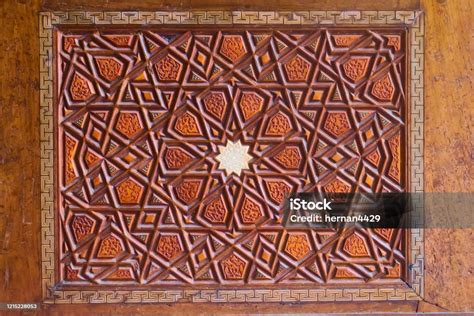 터키 이스탄불의 세자데 모스크의 나무 문에 기하학적 패턴 이슬람 예술 목공 세부 사항을 가까이 0명에 대한 스톡 사진 및 기타 이미지 Istock