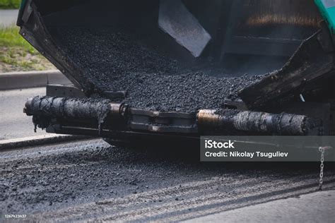 아스팔트 파버 기계와 증기 도로 롤러 도로 건설 및 수리 작업 중 아스팔트 및 포장 의 과정 새로운 도로 건설 현장에서 일하는 노동자 층을 배치 0명에 대한 스톡 사진 및