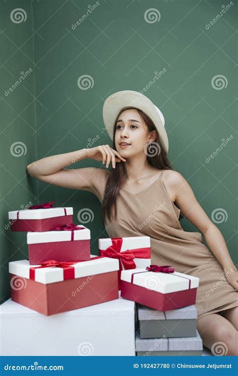 礼盒，漂亮酷女孩 库存照片 图片 包括有 活动 程序包 人们 女孩 人员 生日 节假日 礼品 192427780