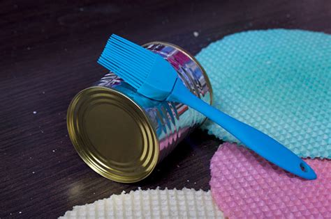 다른 색상의 라운드 웨이퍼 케이크 와플 케이크를 만들기 위한 근처에는 케이크를 담글 수 있는 응축 된 우유와 요리 술이 있습니다 어두운 배경에서 0명에 대한 스톡 사진 및