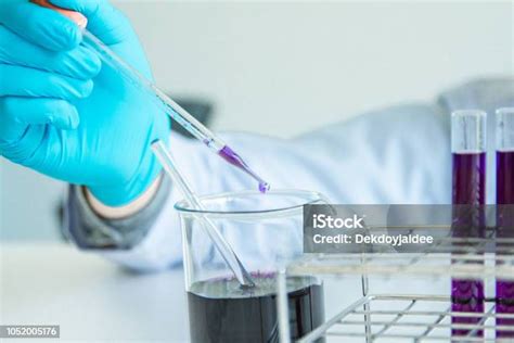 닫습니다 액체 실험적인 약물 치료와 함께 테스트를 수행 하는 의료 또는 과학 실험실 공간 연구에서 의료 Stem 주제에 대한 스톡 사진 및 기타 이미지 Istock