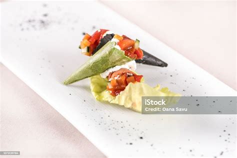 크림 치즈와 야채 녹색 잎 장식 가득 색된 과자 콘과 함께 신선한 전채 그린 샐러드 흰 접시 밝은 배경 절연에 배치 건강한 식생활에 대한 스톡 사진 및 기타 이미지 Istock