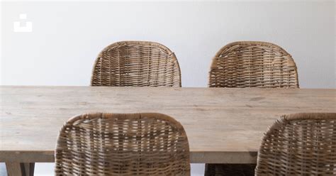 하얀 모래에 갈색 고리 버들 세공 의자 사진 Unsplash의 무료 실내 이미지