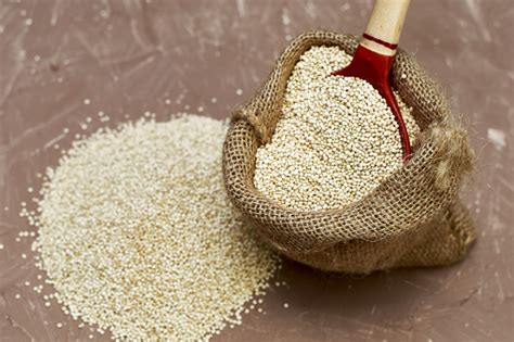 테이블 위의 캔버스 가방에 나무 숟가락이 붙어있는 퀴노아 Groats 0명에 대한 스톡 사진 및 기타 이미지 0명 건강한 식생활 곡초류 Istock